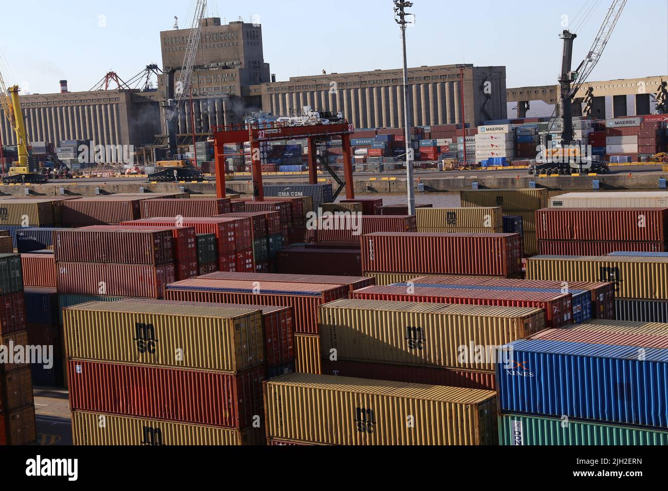 Container Im Hafen von Buenos Aires. Die manchmal bizarre Stapelung der ...