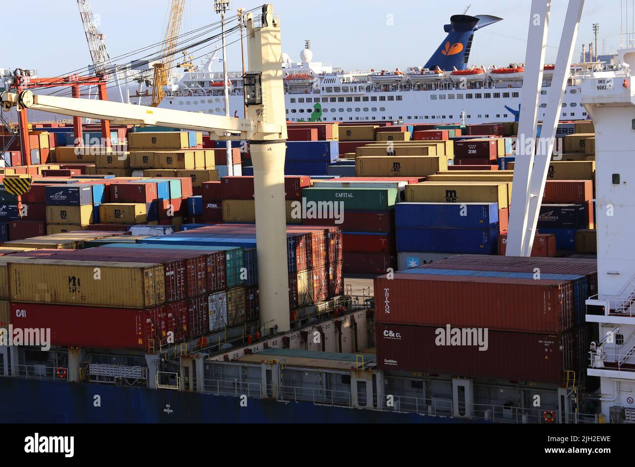 Container Im Hafen von Buenos Aires. Die manchmal bizarre Stapelung der ...
