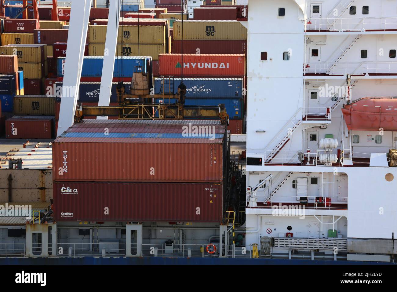 Container Im Hafen von Buenos Aires. Die manchmal bizarre Stapelung der ...