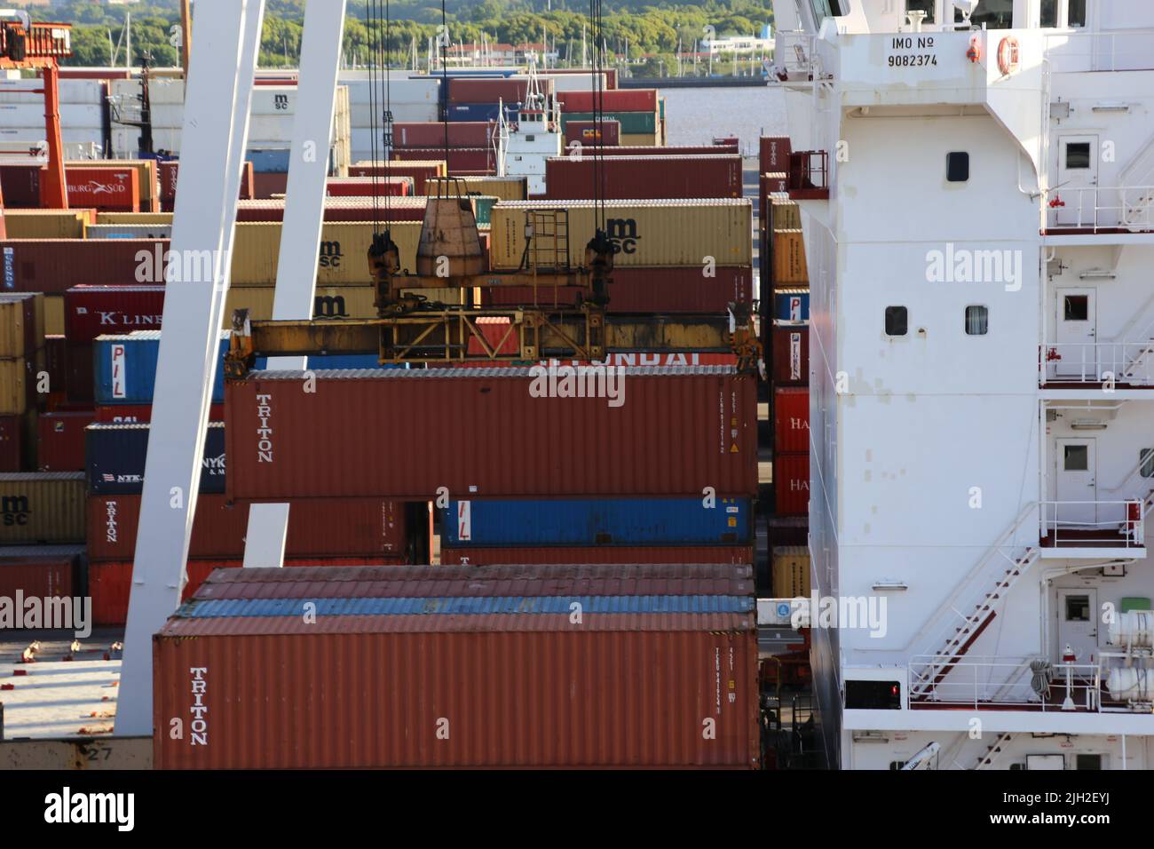Container Im Hafen von Buenos Aires. Die manchmal bizarre Stapelung der ...