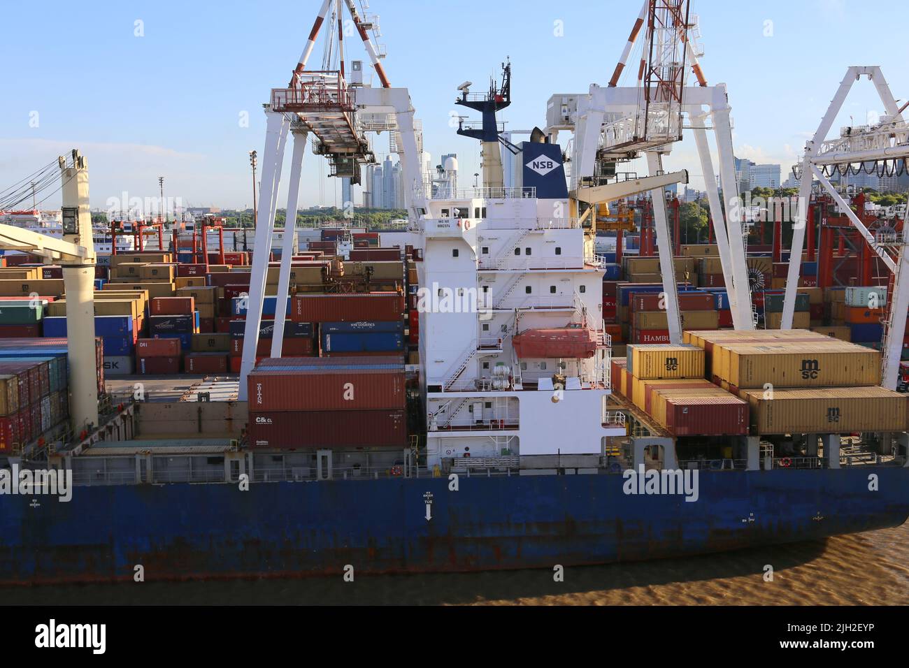 Container Im Hafen von Buenos Aires. Die manchmal bizarre Stapelung der ...