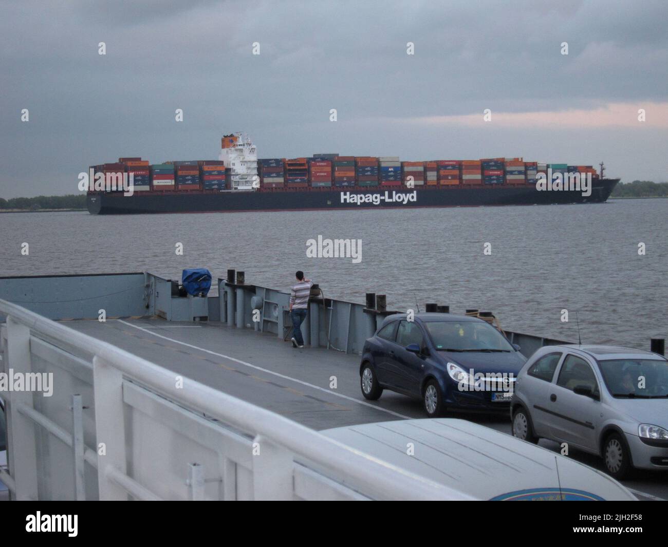 Container frachter frankfurt express hi-res stock photography and ...