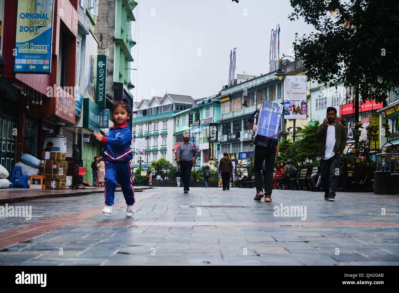 Girl running in mall hi-res stock photography and images - Alamy