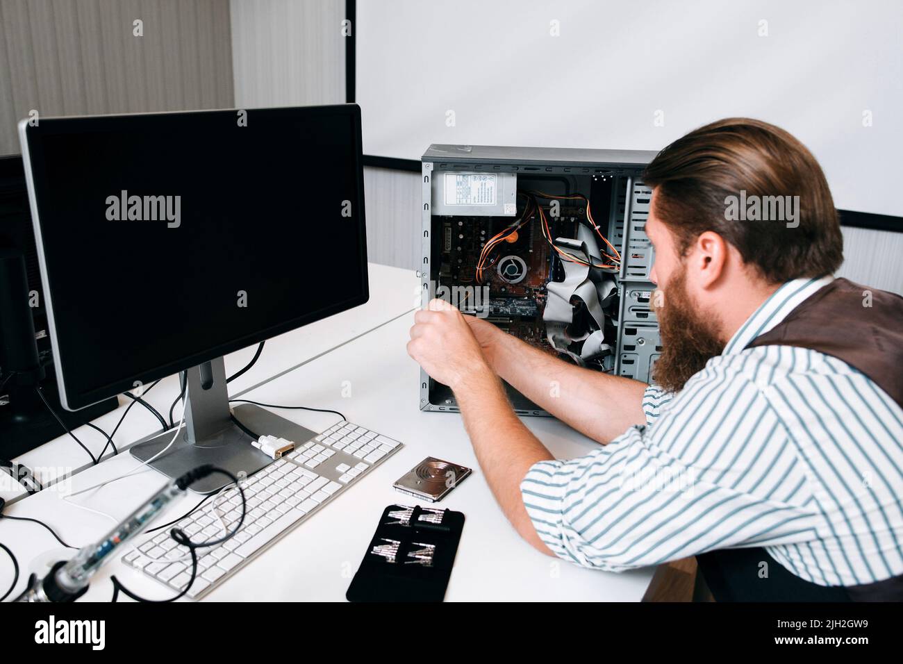 Computer master disassembling CPU with tools Stock Photo - Alamy