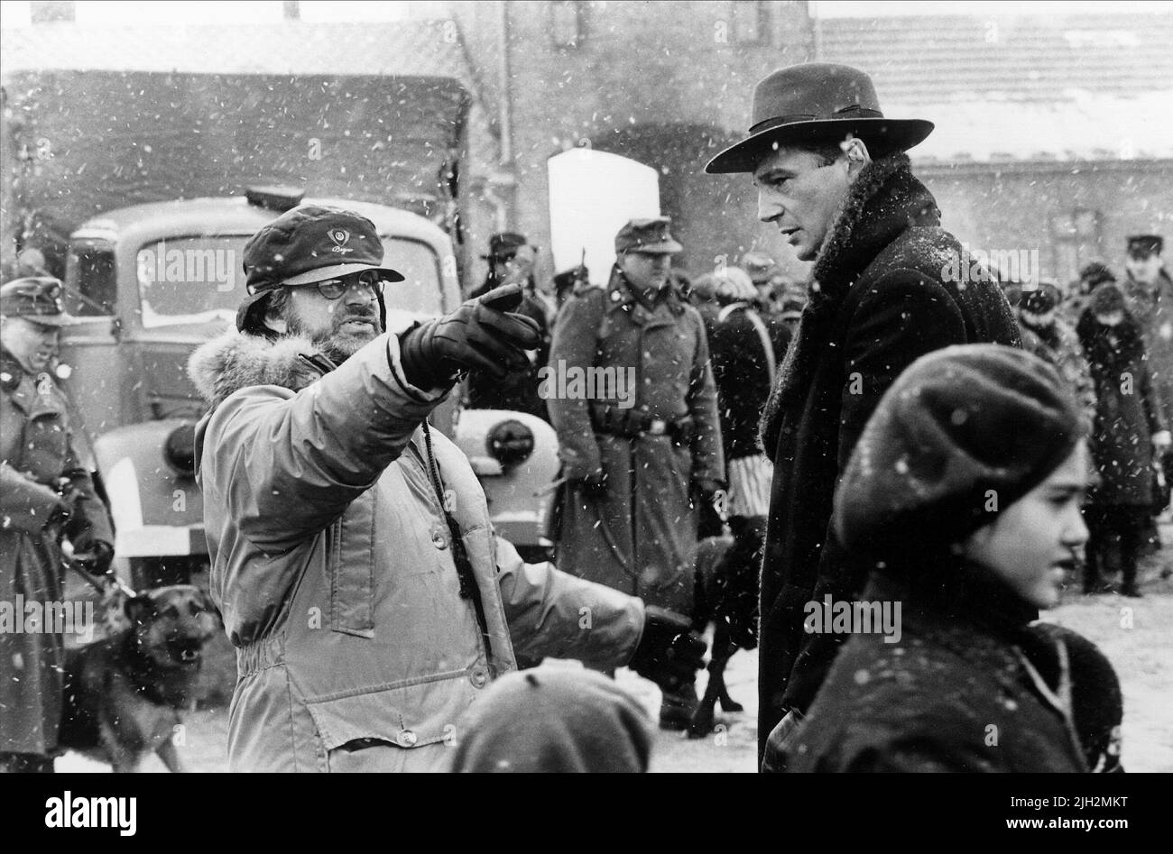 SPIELBERG,NEESON, SCHINDLER'S LIST, 1993 Stock Photo - Alamy SPIELBERG,NEESON, SCHINDLER'S LIST, 1993 Stock Photo - Alamy