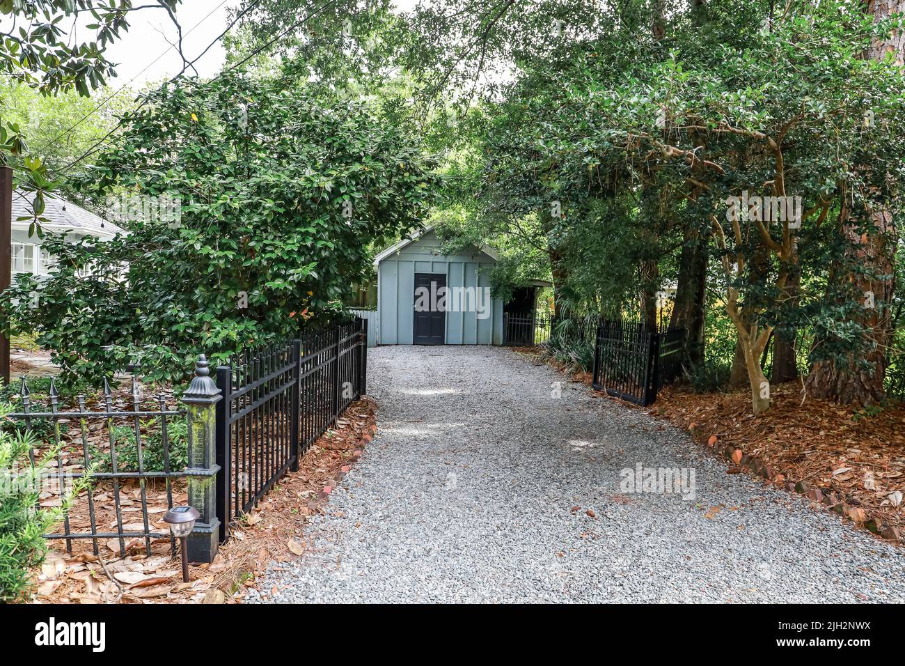 Long driveway hi-res stock photography and images - Alamy
