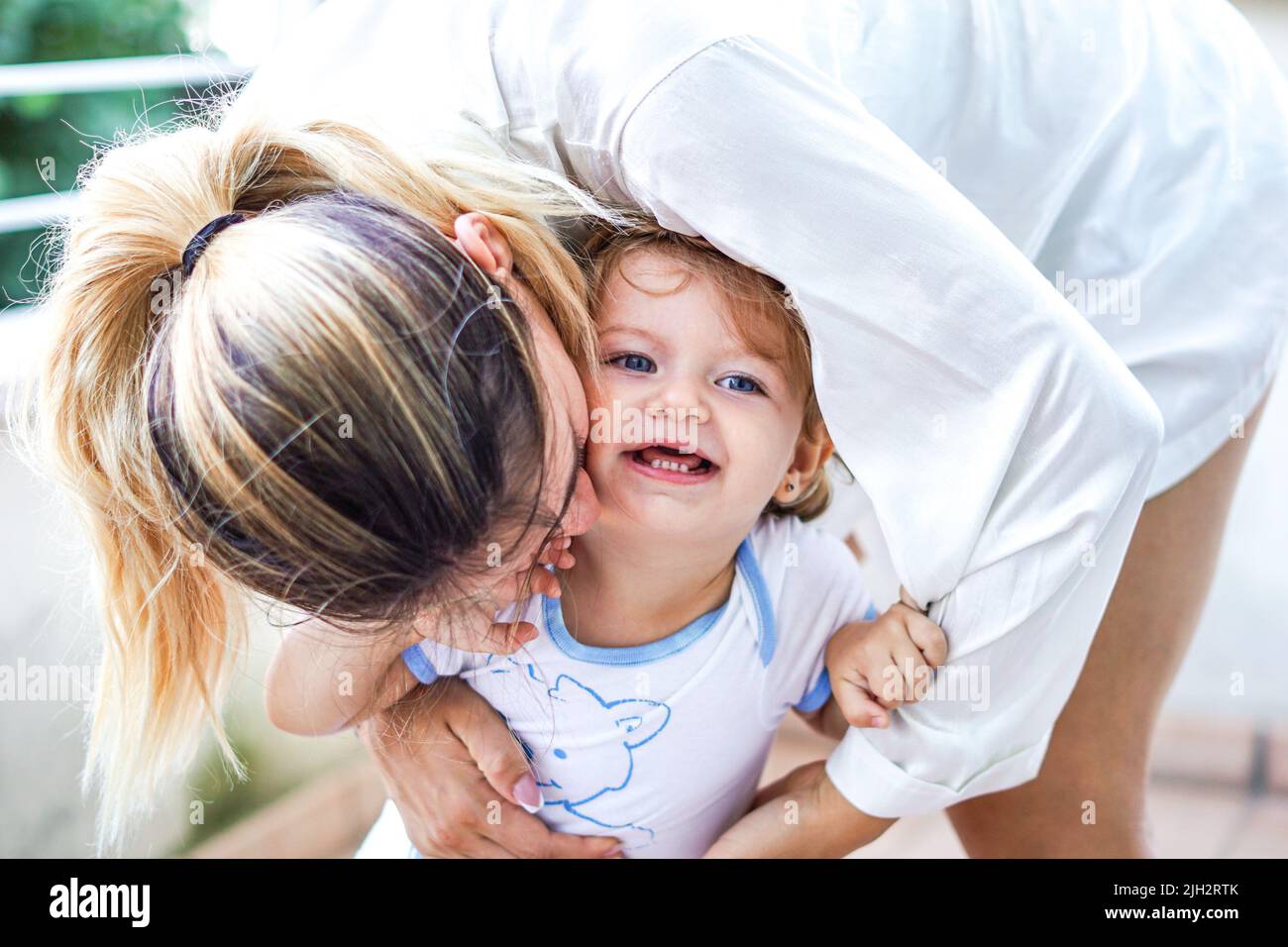 Happy mom baby girl hugging hi-res stock photography and images - Alamy