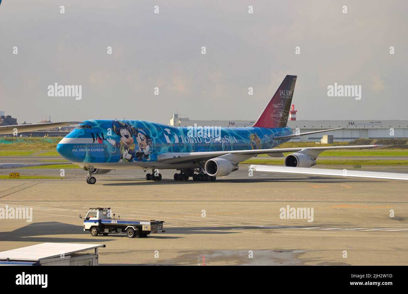 The JAL Jumbo Jet to commemorate Mikey Mouse and Disney world was ...