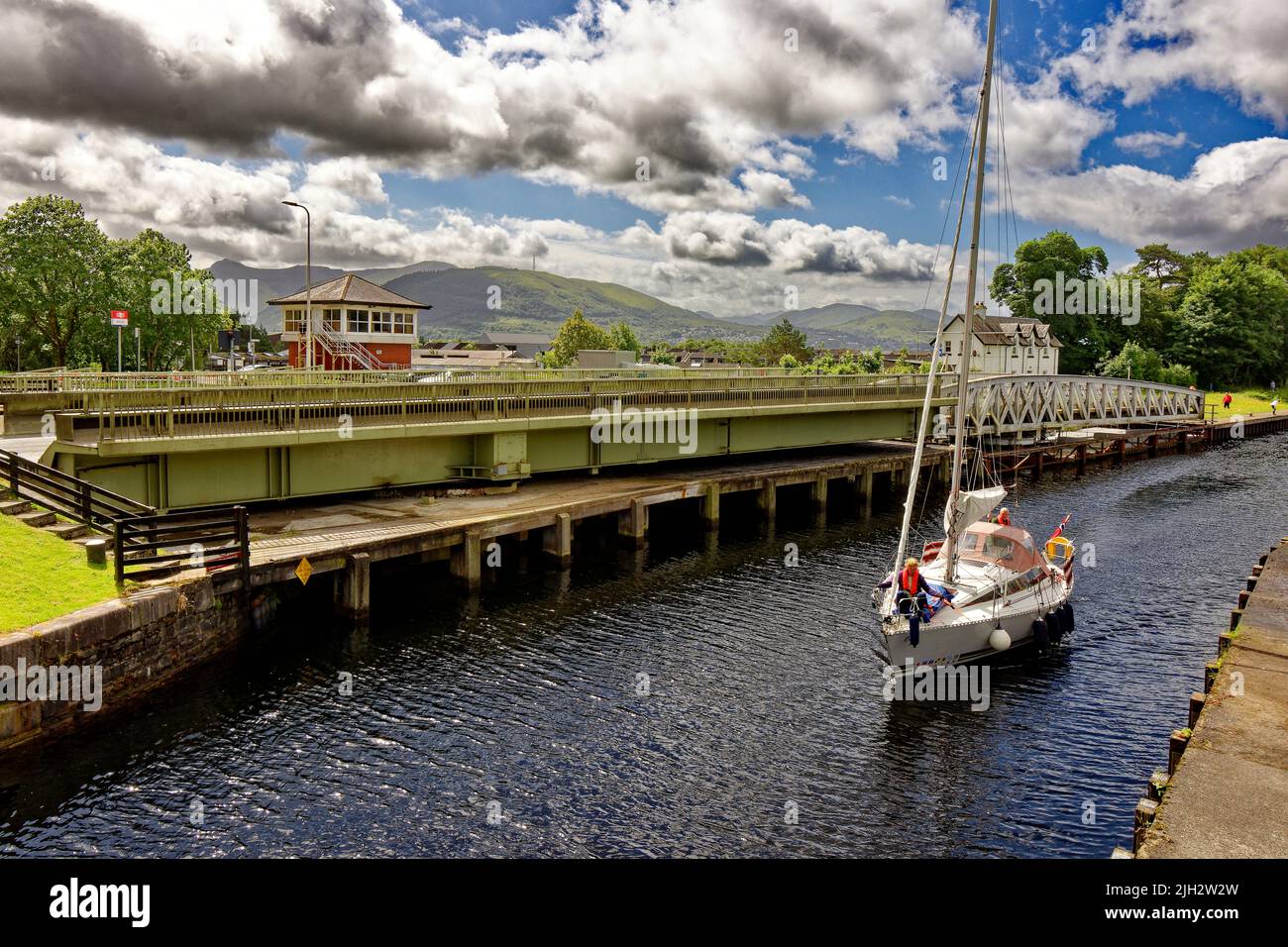 FORT WILLIAM CALEDONIAN CANAL NEPTUNES STAIRCASE YACHT PASSING THE OPEN ...