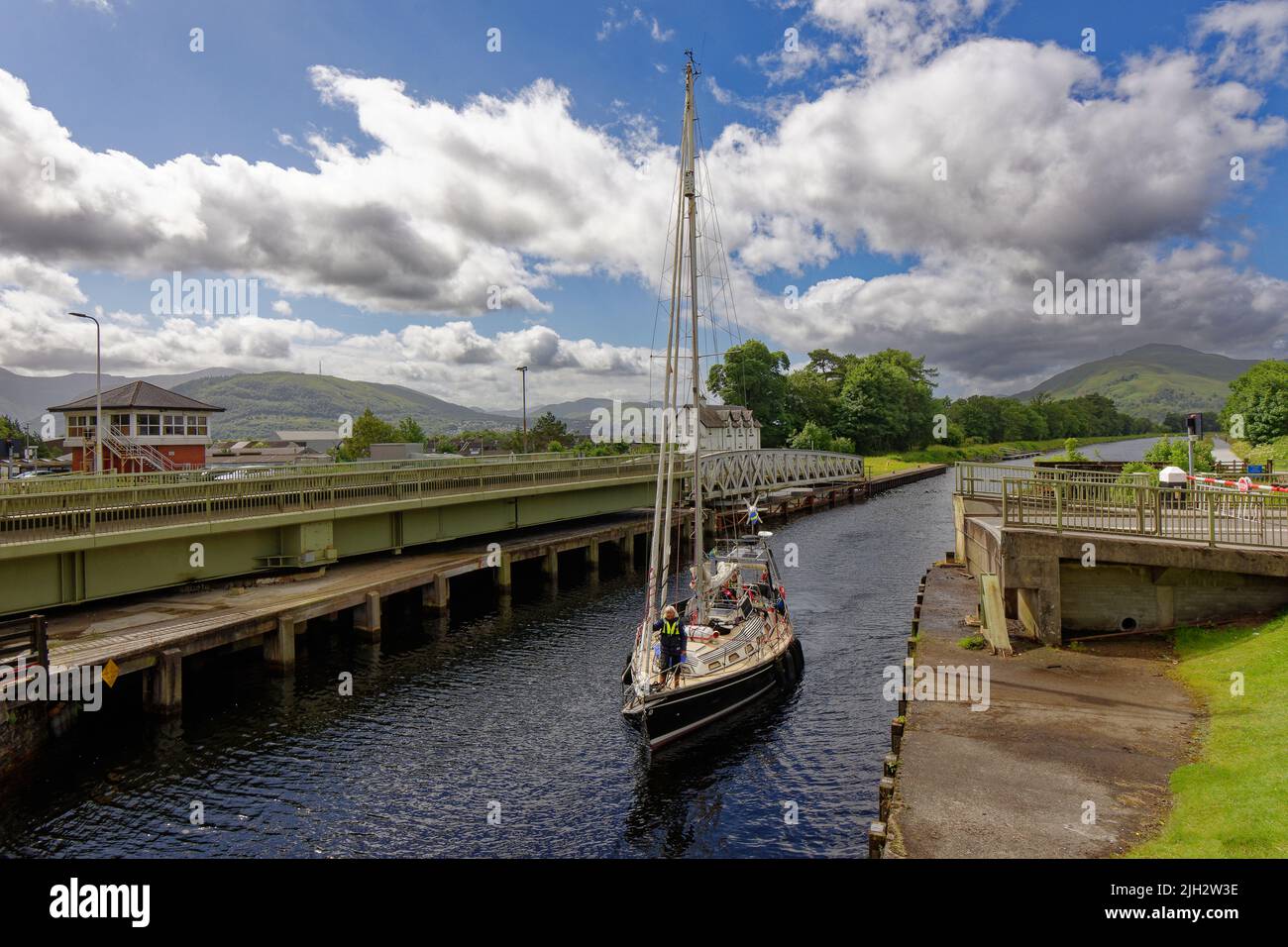 FORT WILLIAM CALEDONIAN CANAL NEPTUNES STAIRCASE YACHT PASSING THE OPEN ...