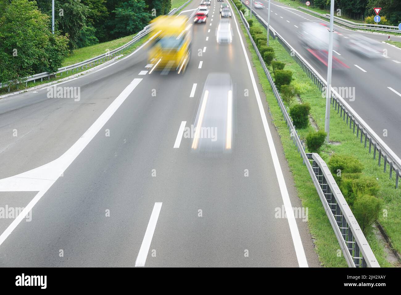 Traffic on highway hi-res stock photography and images - Alamy