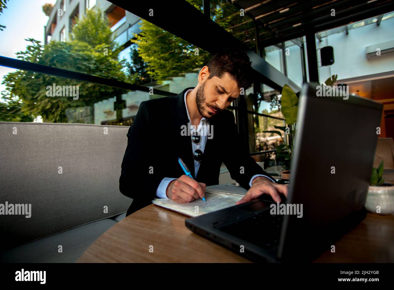 Man speaking from notes hi-res stock photography and images - Alamy