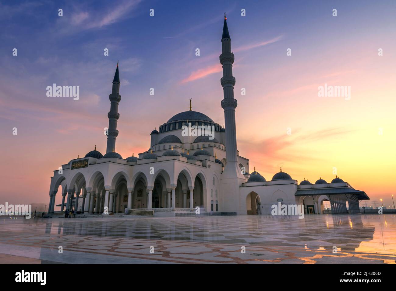 Sharjah grand mosque hi-res stock photography and images - Alamy