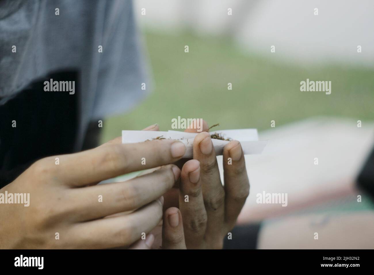 Hand rolled cigarette hi-res stock photography and images - Alamy