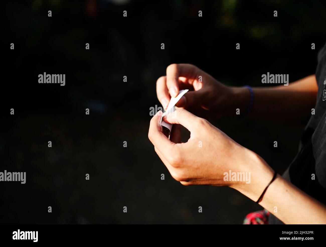 Hand rolled joint hi-res stock photography and images - Alamy