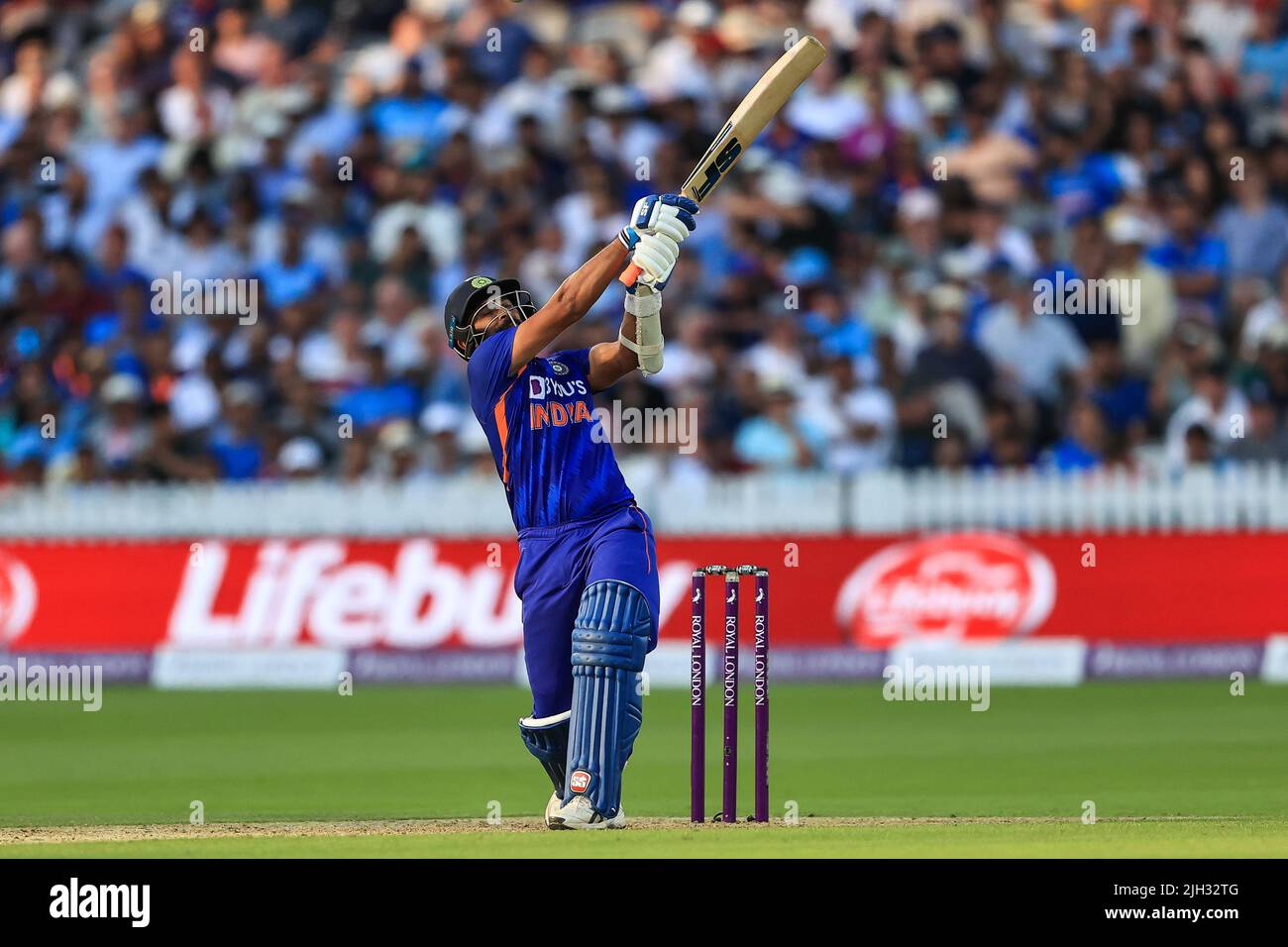 Mohamed Shami of India hooks the ball Stock Photo - Alamy