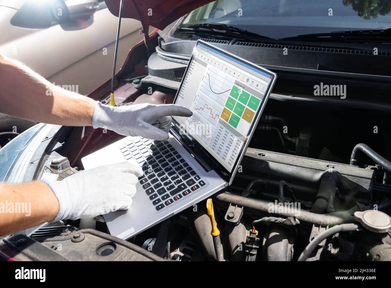 Car engine laptop hi-res stock photography and images - Alamy