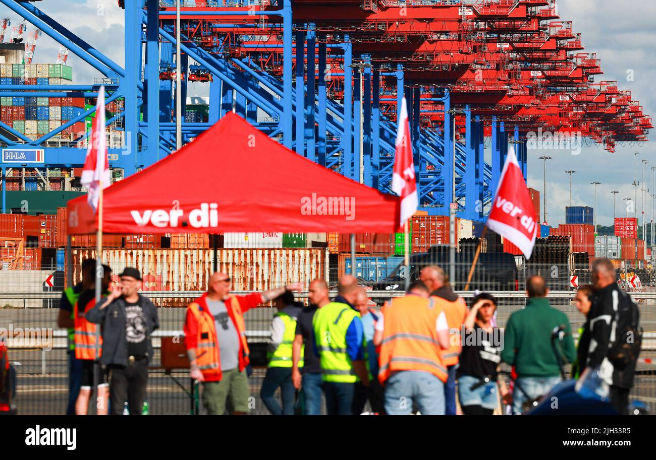 Hamburg, Germany. 14th July, 2022. Workers with Verdi flags protest ...