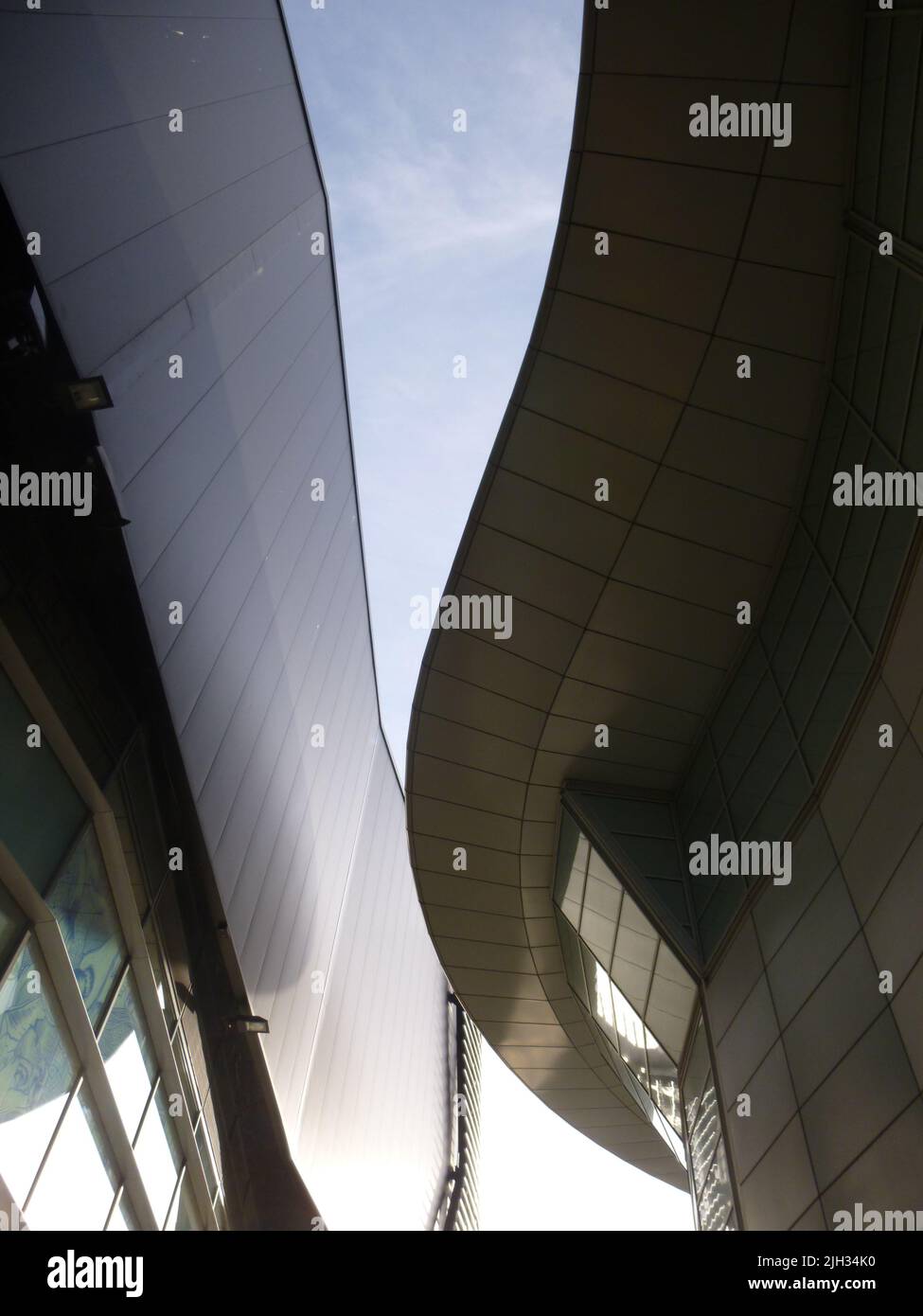Curved buildings hi-res stock photography and images - Alamy