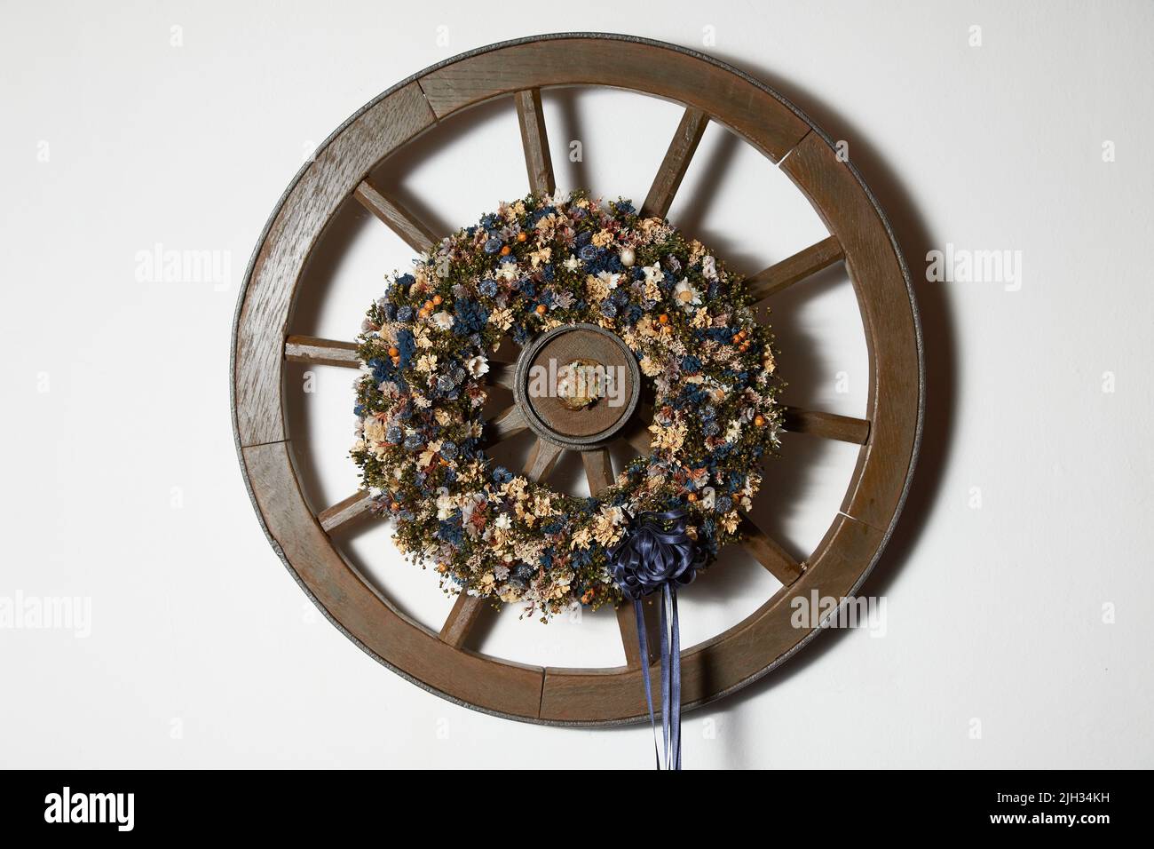 Vintage round wreath dried hi-res stock photography and images - Alamy