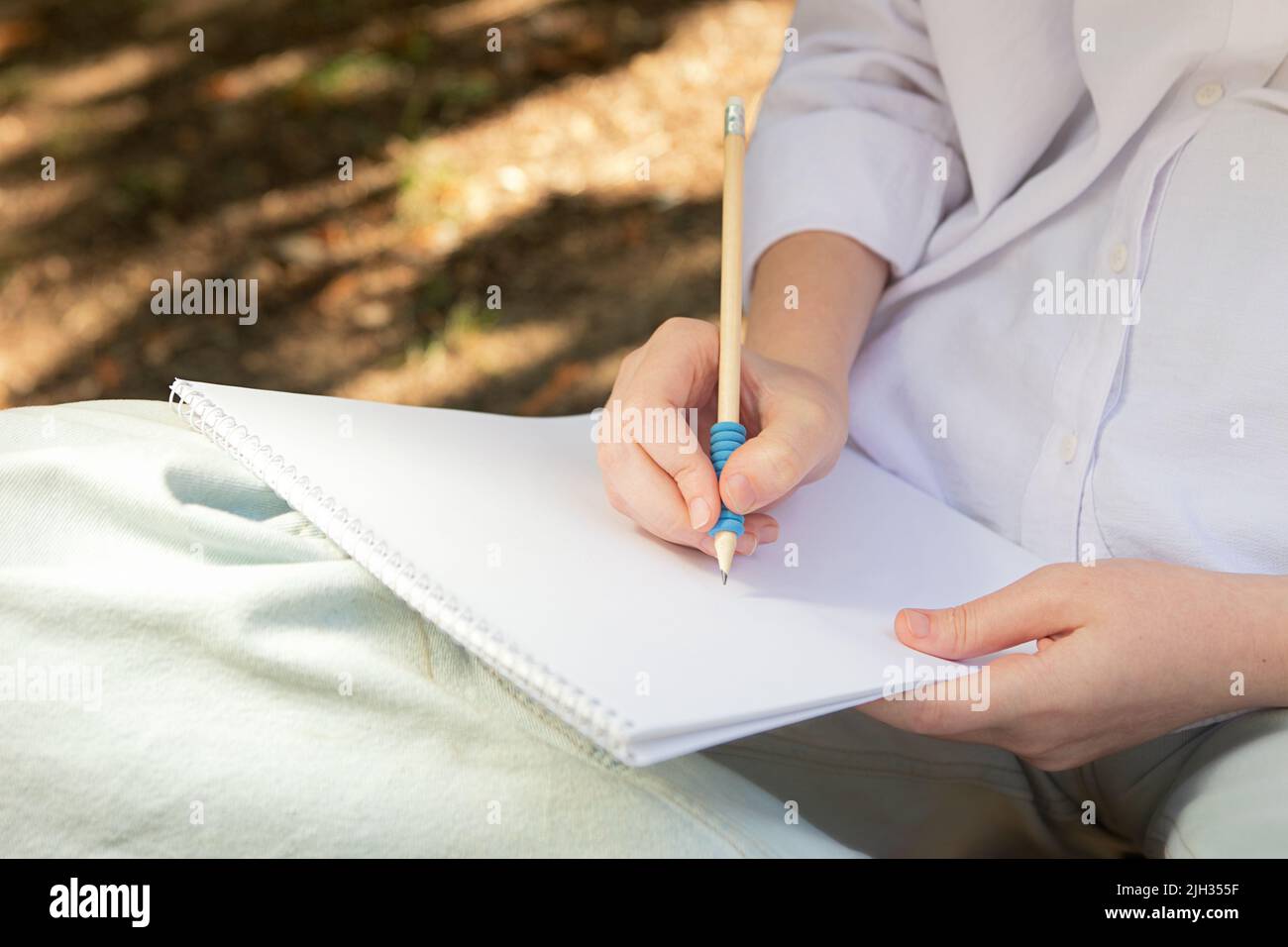 Anonymous girl hi-res stock photography and images - Alamy