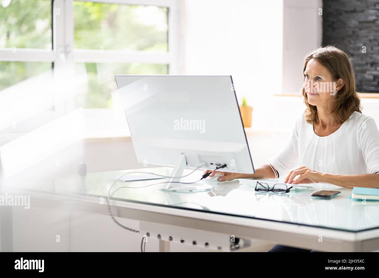 Office staff computer hi-res stock photography and images - Alamy