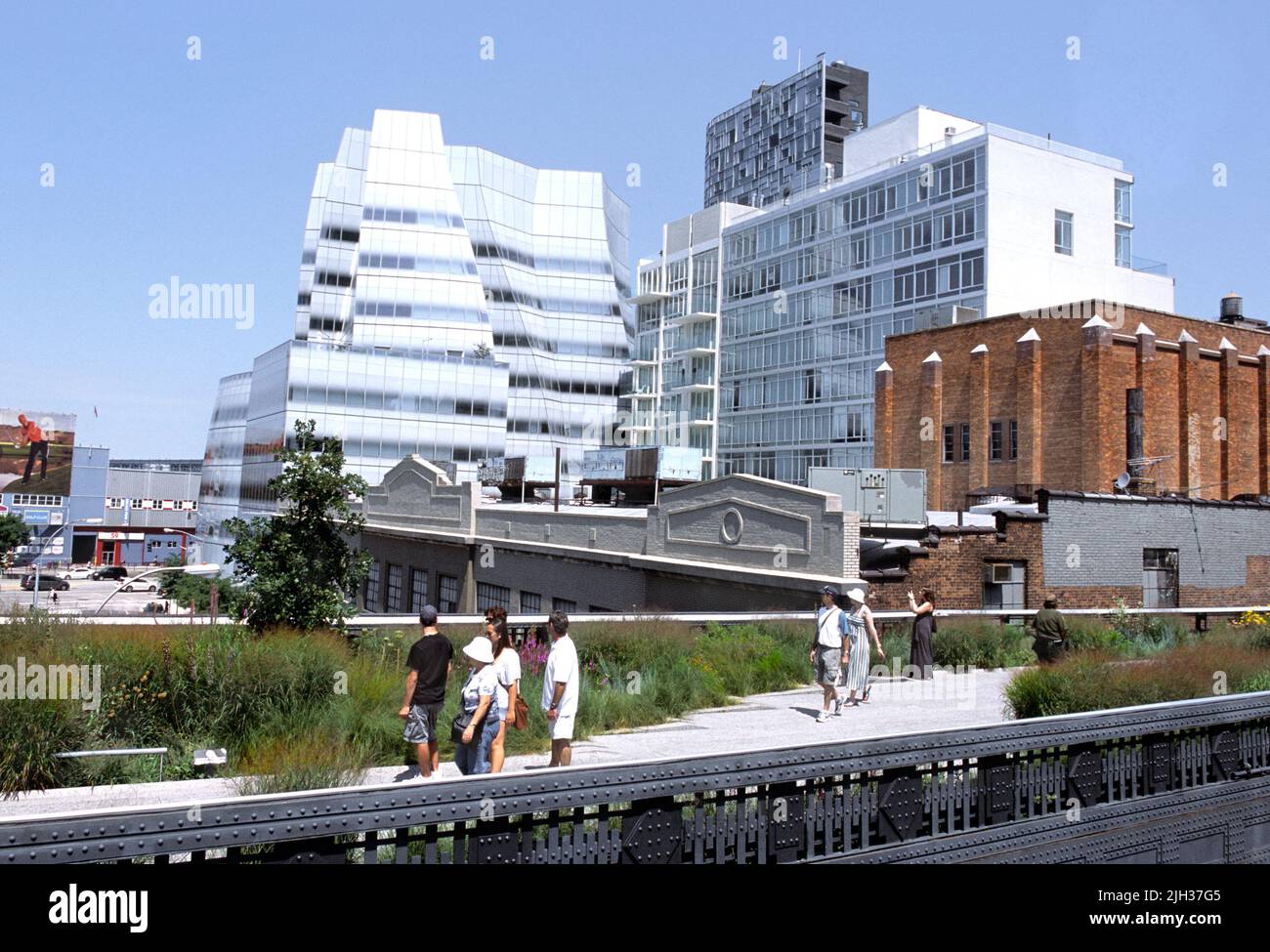 High Line Park, New York City Elevated abandoned railroad trail turned ...