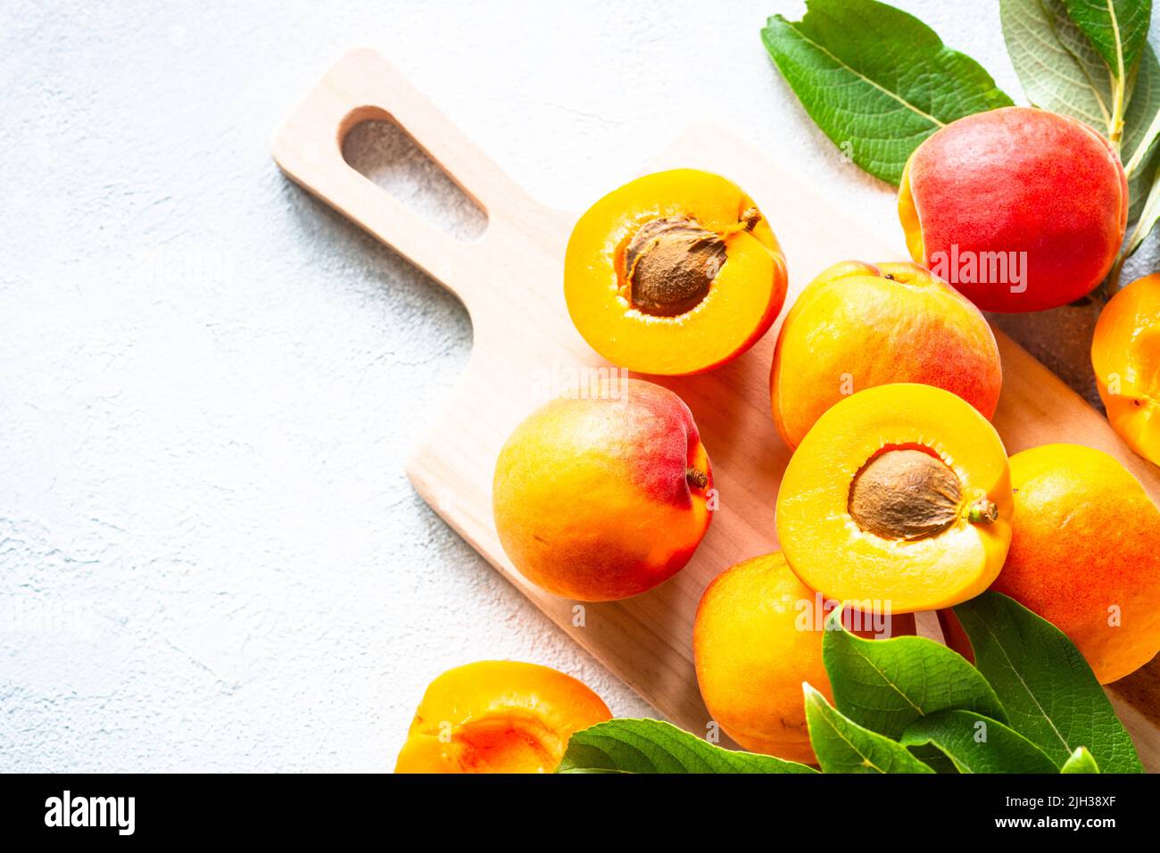 Cutting apricots hi-res stock photography and images - Alamy