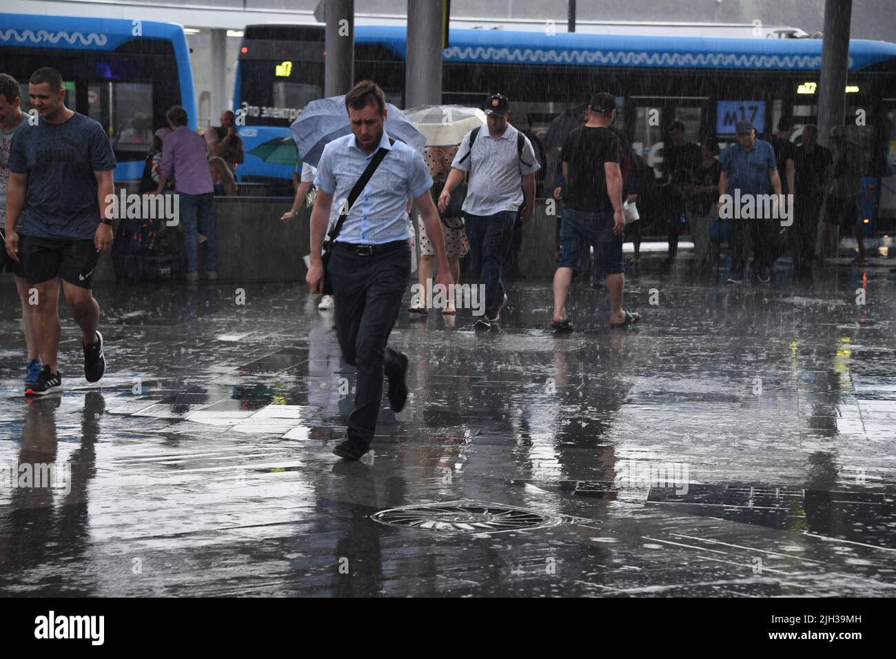 Moscow. Passersby without umbrellas during a rain Stock Photo - Alamy