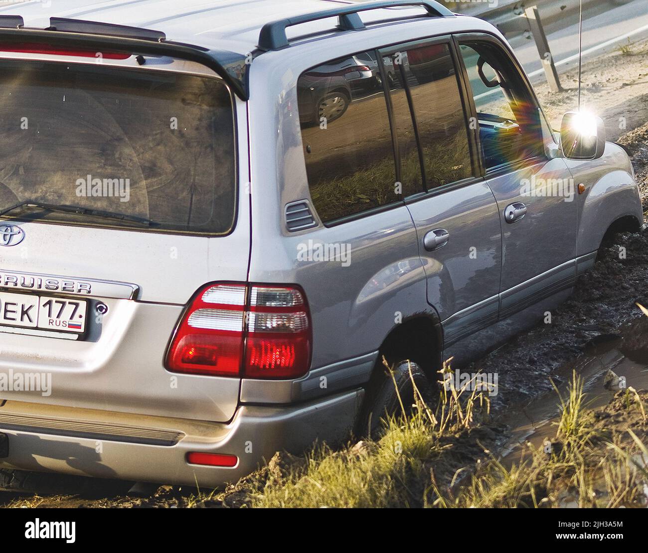 Toyota Lexus land cruiser 100 SUV car got stuck in a dirt trap on ...