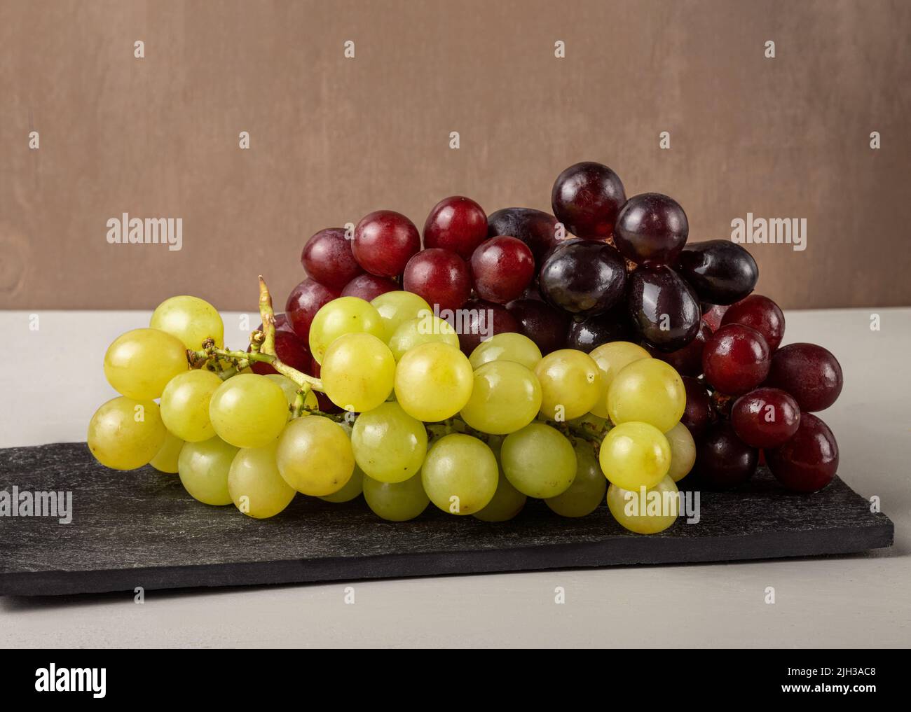 Grapes on plate hi-res stock photography and images - Alamy