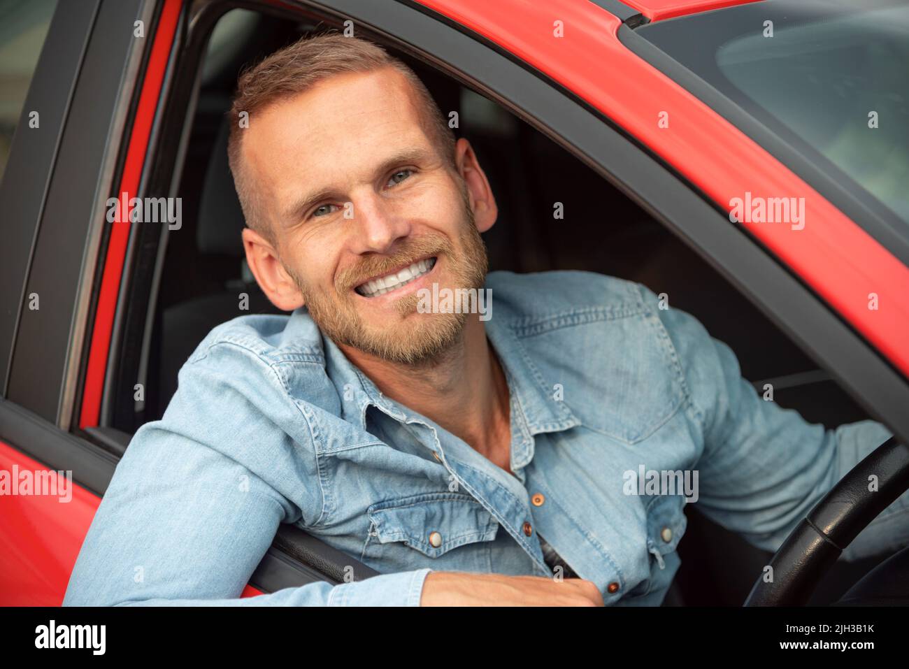 Man with a smile hi-res stock photography and images - Alamy