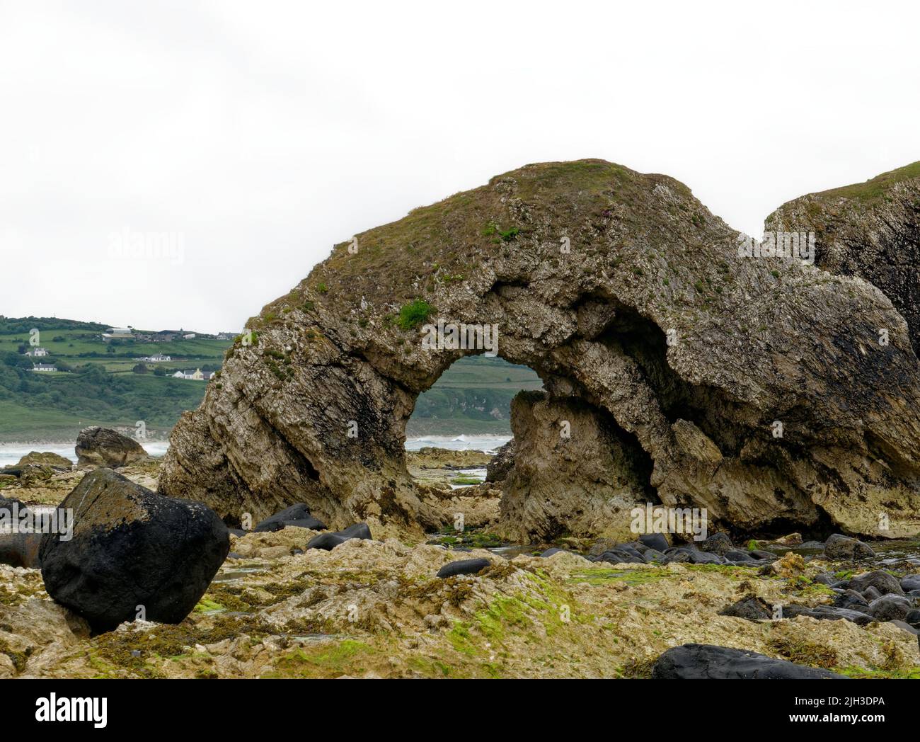 Arched rock at Ballintoy, White Park Bay, County Antrim Stock Photo - Alamy