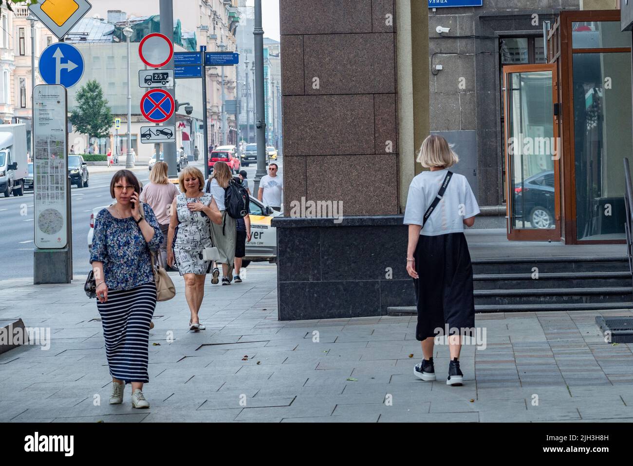 Everyday life of the city, passersby on Tver Stock Photo - Alamy