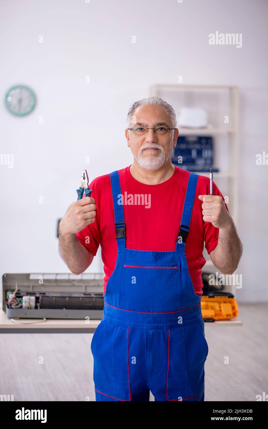 Serviceman repairing cleaning maintenance air hi-res stock photography ...