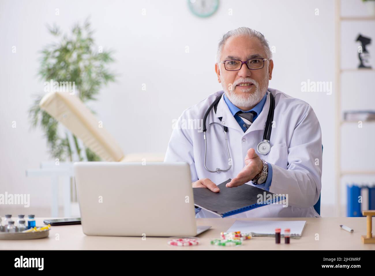 Old doctor pharmacist working at the lab Stock Photo - Alamy