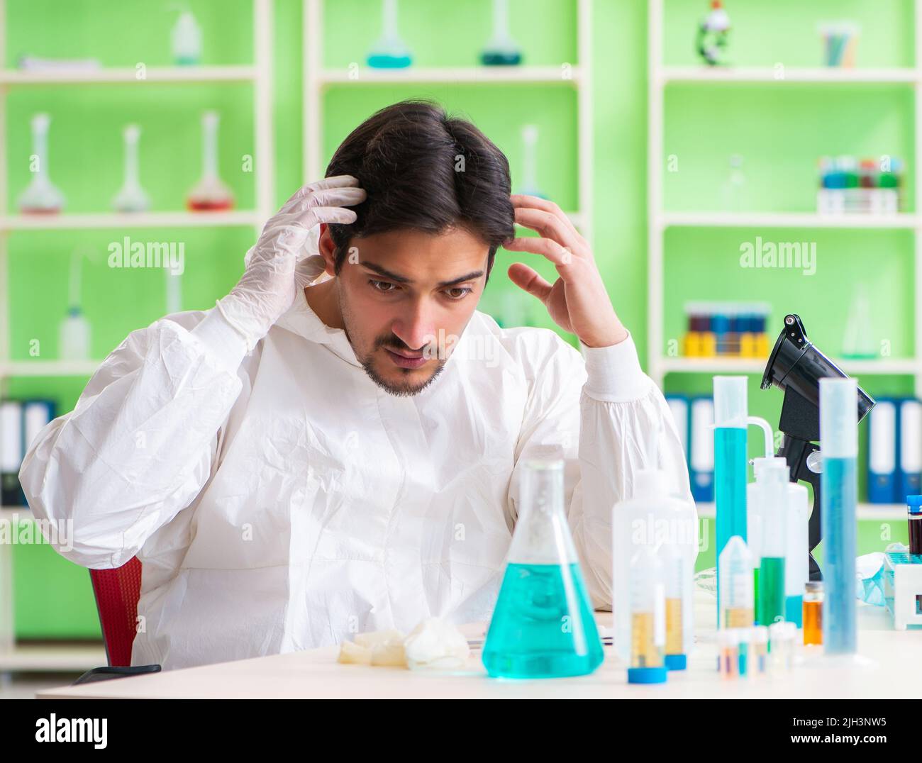 The chemist working in the lab on new experiment Stock Photo - Alamy