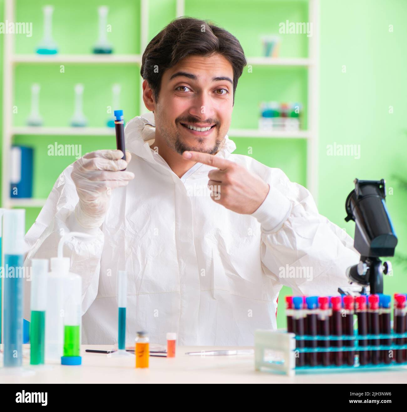 The chemist working in the lab on new experiment Stock Photo - Alamy
