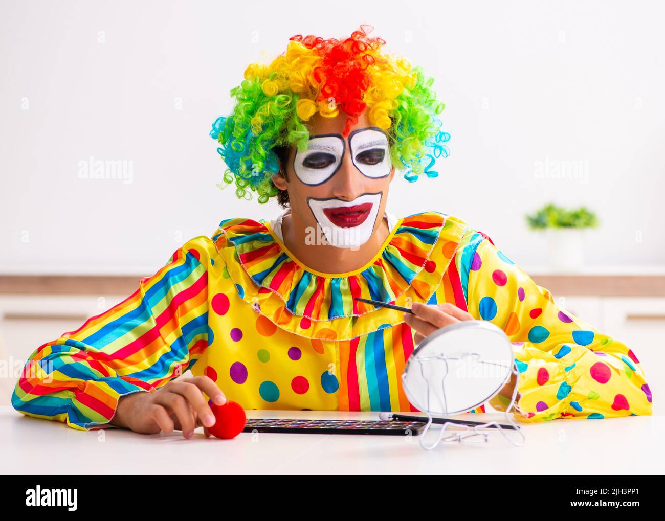 Male clown applying up hi-res stock photography and images - Alamy