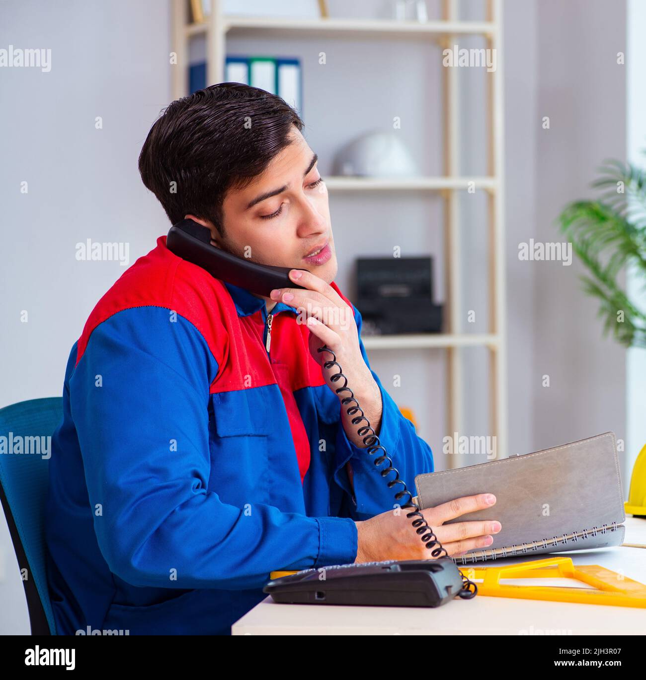 The foreman looking at construction plan Stock Photo - Alamy