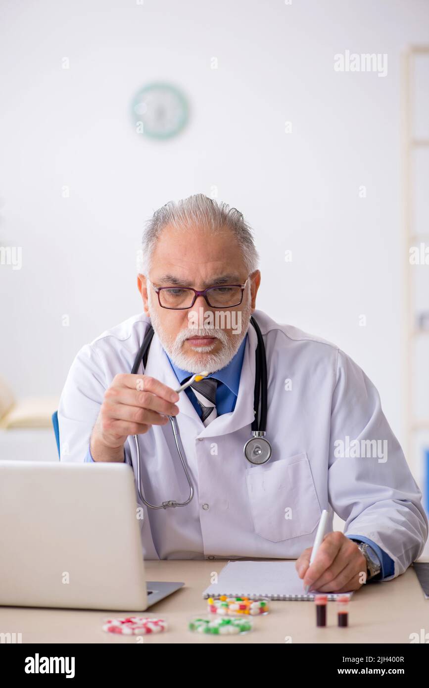 Old doctor pharmacist working at the lab Stock Photo - Alamy
