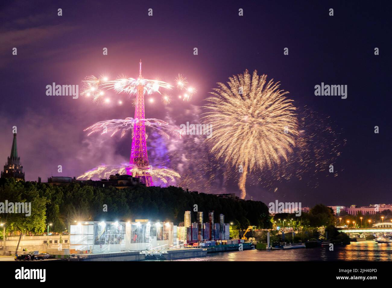 Fire works eiffel tower hi-res stock photography and images - Alamy