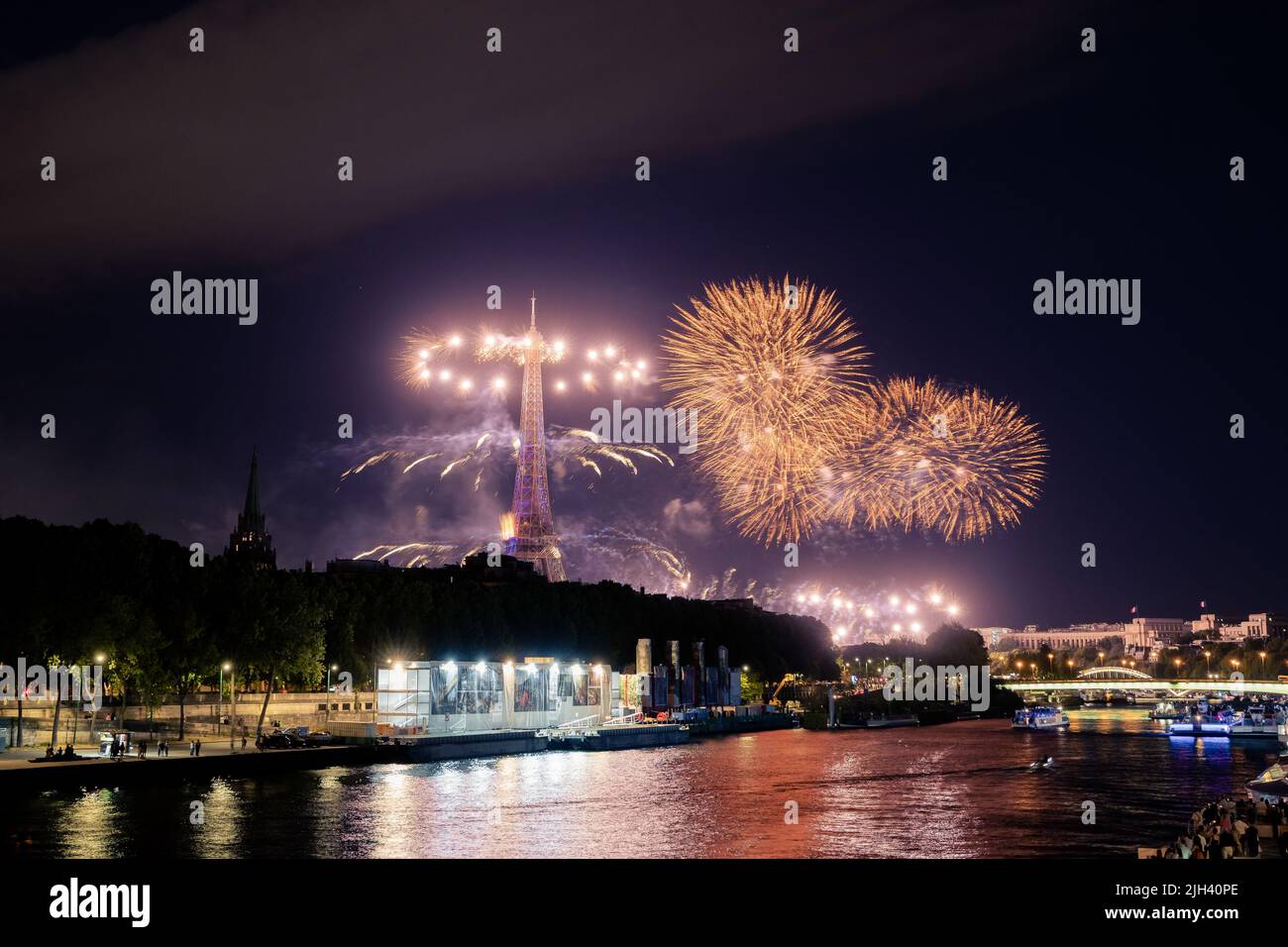 Fire works eiffel tower hi-res stock photography and images - Alamy