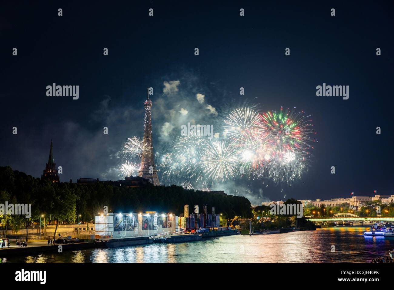 Fire works eiffel tower hi-res stock photography and images - Alamy