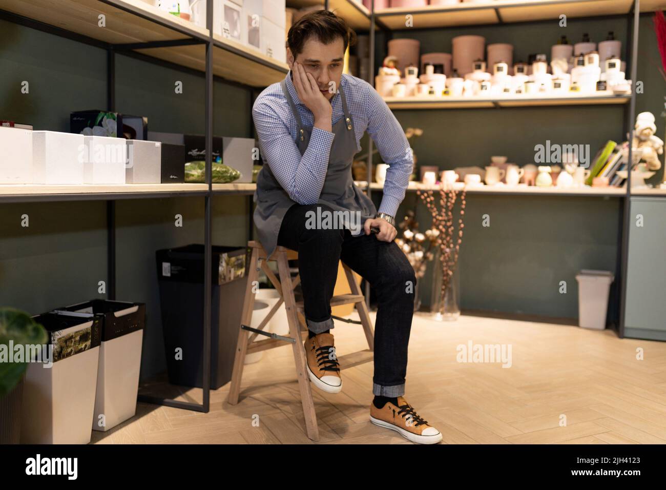 Bored cashier hi-res stock photography and images - Alamy