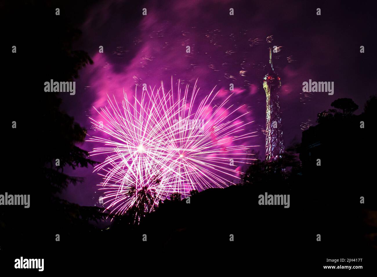 Paris, France. 14th July, 2022. Fireworks above the Eiffel tower (Tour ...