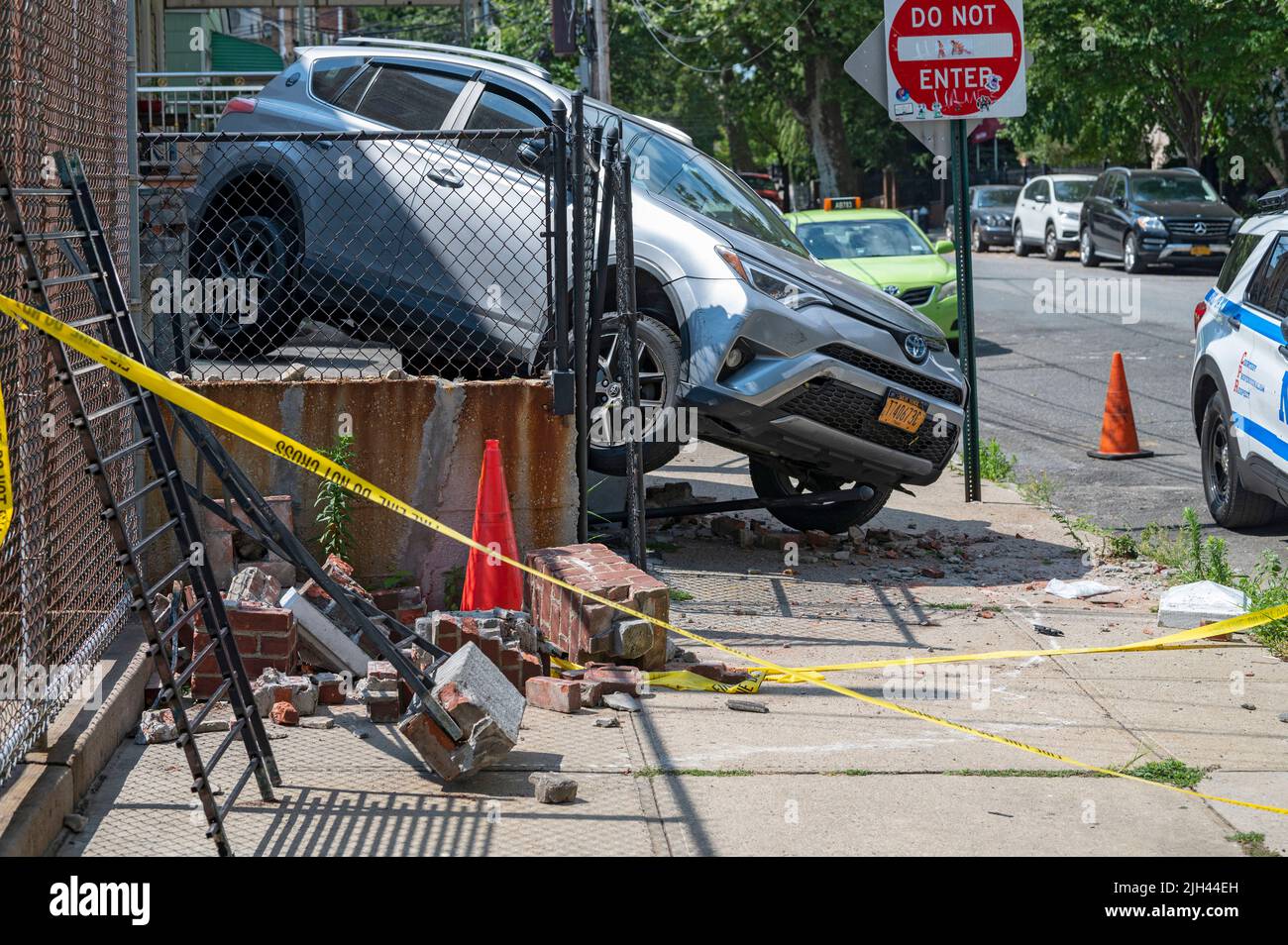 Damaged nypd police car hi-res stock photography and images - Alamy