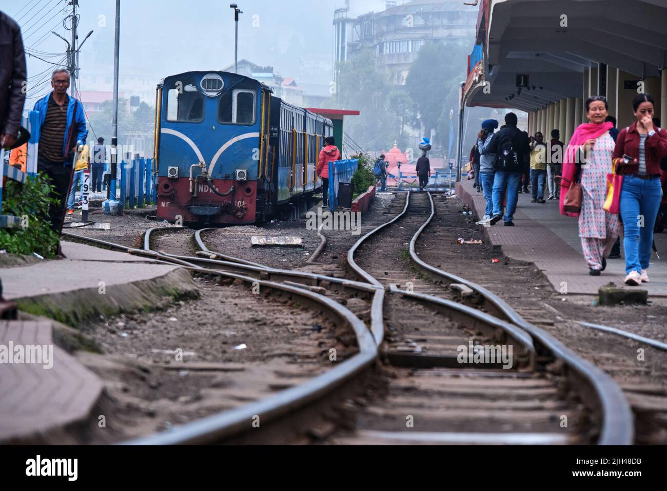DARJEELING, INDIAN -June 22, Darjeeling Himalayan Railway at Station ...
