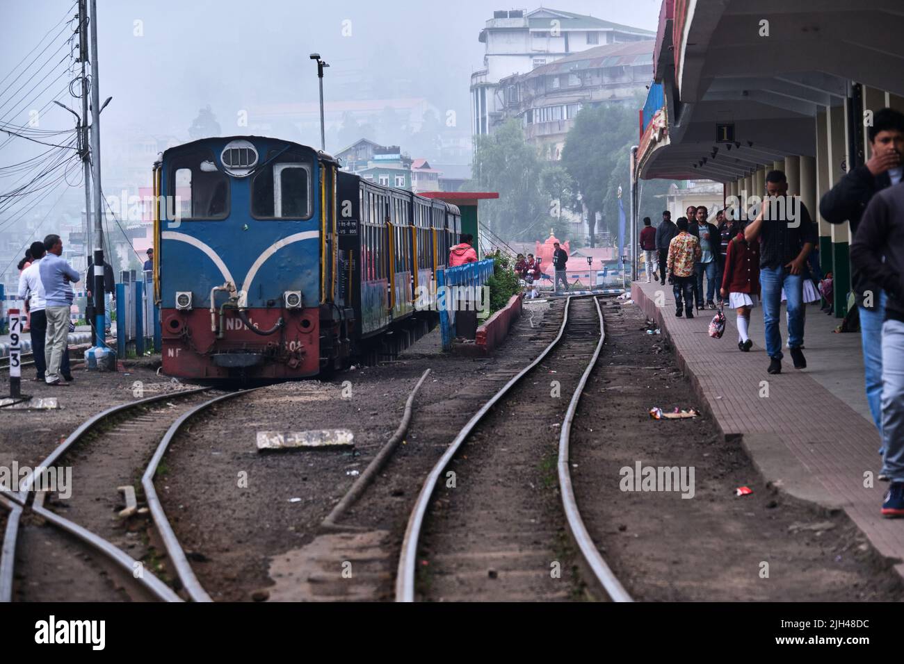 DARJEELING, INDIAN -June 22, Darjeeling Himalayan Railway at Station ...