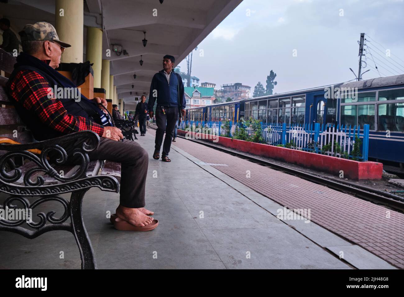 DARJEELING, INDIAN -June 22, Darjeeling Himalayan Railway at Station ...